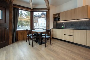 Apartamento Deluxe, 2 quartos | Cozinha privada | Uma cafeteira/bule, um frigorífico, um micro-ondas