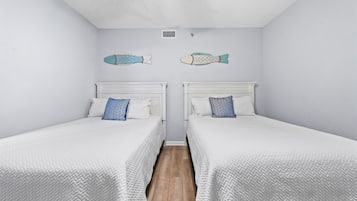 Condo com design assinado, 2 quartos, sacada, vista para a praia | Individualmente decorados, individualmente mobiliados