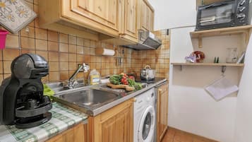 Estúdio Standard, junto ao lago (Appartamento La Selva Incantata) | Cozinha privada | Um frigorífico, um forno, uma placa de cozinha, uma cafeteira/bule