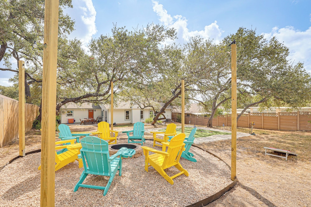 Mini Golf, Arcade & Fire Pit! San Antonio Home - San Antonio, TX