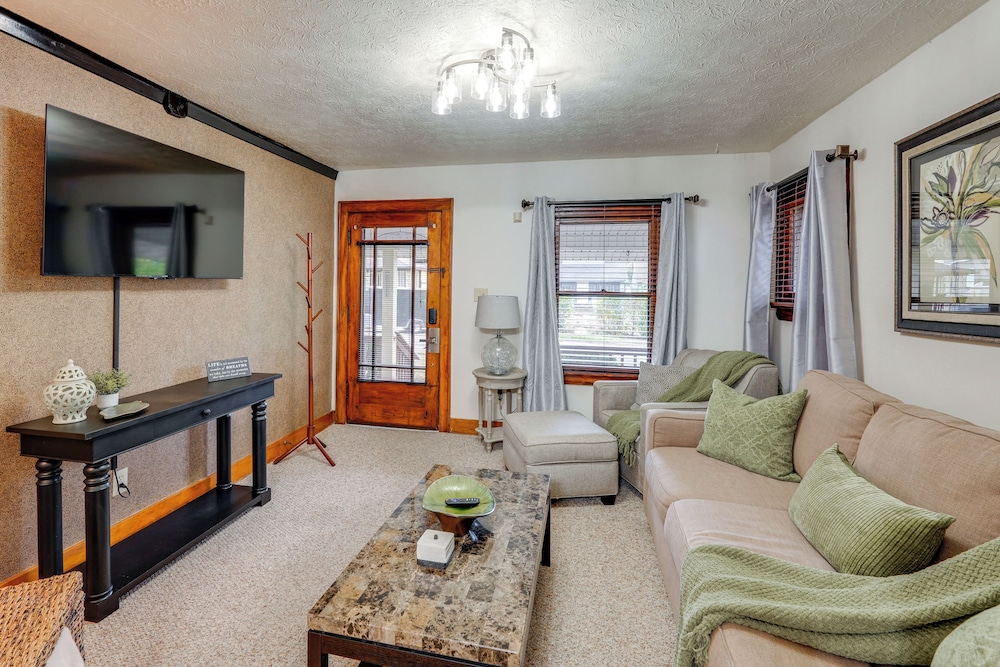 1 Mi To Akron Zoo: Ranch-style Home W/ Yard! - University of Akron, Akron