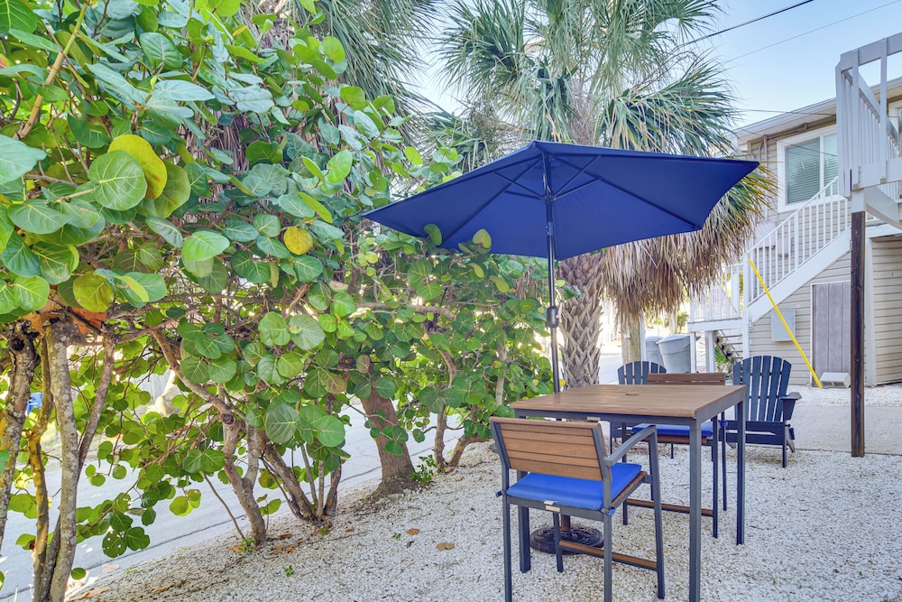 1 Block To Sunset Beach: Dog-friendly Family Home - Treasure Island, FL