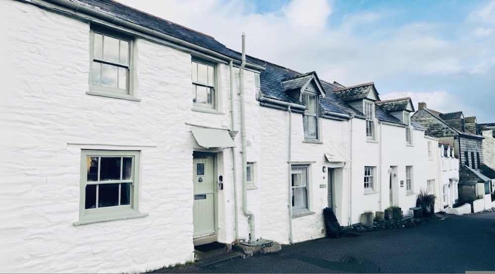 Waves End In Cornwall - Port Gaverne