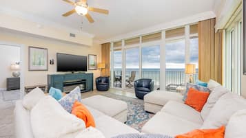 Condo, 4 quartos | Área de estar