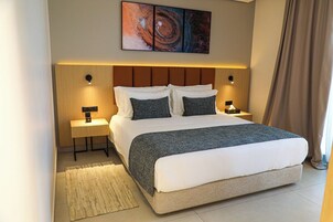 Quarto Duplo Deluxe, Vista para a cidade | Cofre no quarto, secretária, cortinas/cortinados opacos 