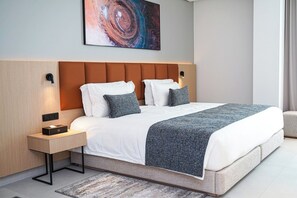 Cofres nos quartos, escrivaninha, cortinas blackout