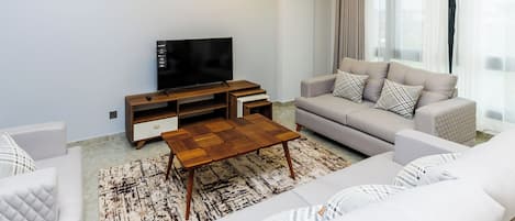 Apartamento, varanda, vista para a colina | Sala de estar