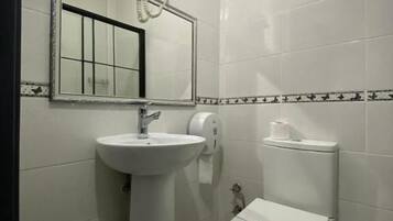 Produtos de toalete grátis, secador de cabelo, chinelos