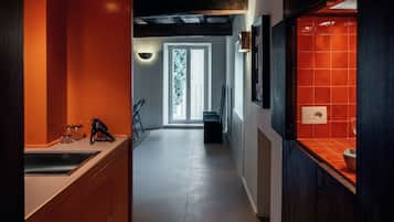 Suite de Luxo, kitchenette | Cozinha privada | Um frigorífico, um forno, uma placa de cozinha, utensílios de cozinha