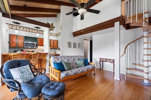 Apartamento em Condomínio Fechado, várias camas, lanai (alpendre havaiano) (Kona Makai 5307) | Sala de estar