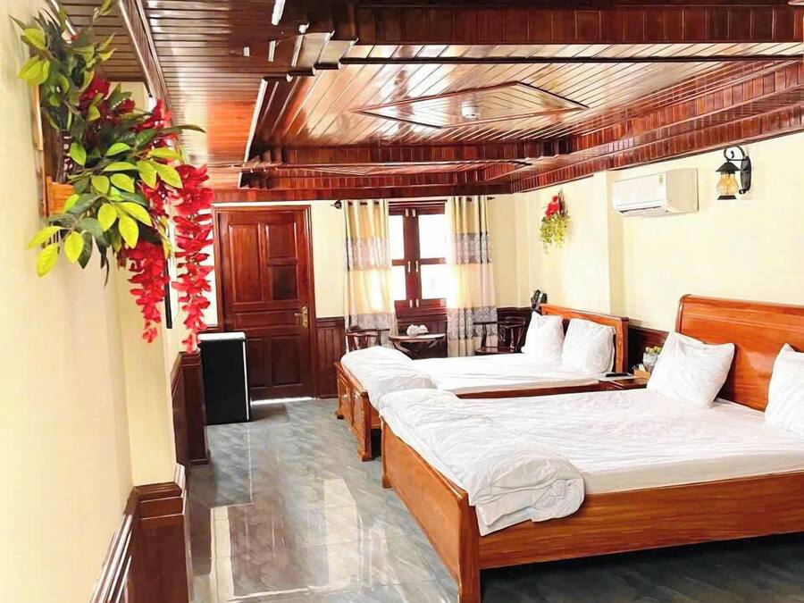 Quarto quádruplo luxo, sacada, vista para a cidade | Cofres nos quartos, cortinas blackout, quartos à prova de som