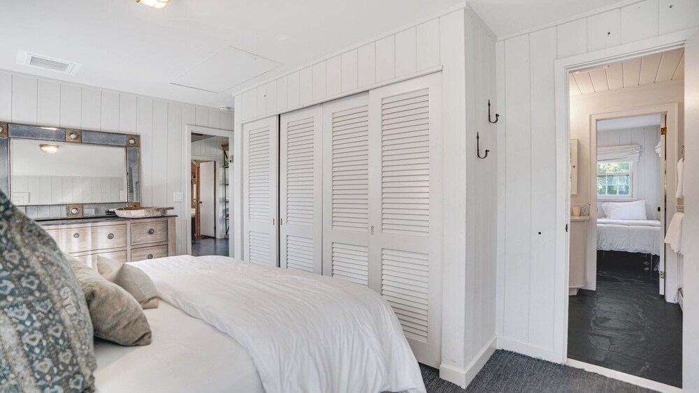 Charming Waterfront Escape: A Chic East Hampton Cottage with Private ...