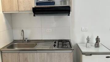 Refrigerador em uma área comum, micro-ondas em uma área comum