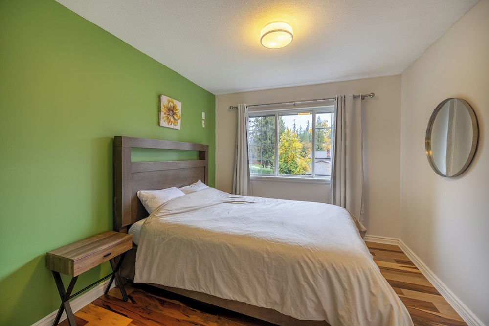 Private, high-end family home with room to relax! Comfortably sleep 8 ...