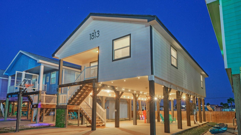 Bright Coastal Escape W/ Games, Swing Chairs & Minutes To Port A Beach Captain Kirk By Avantstay - Port Aransas, TX