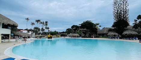 2 piscinas exteriores