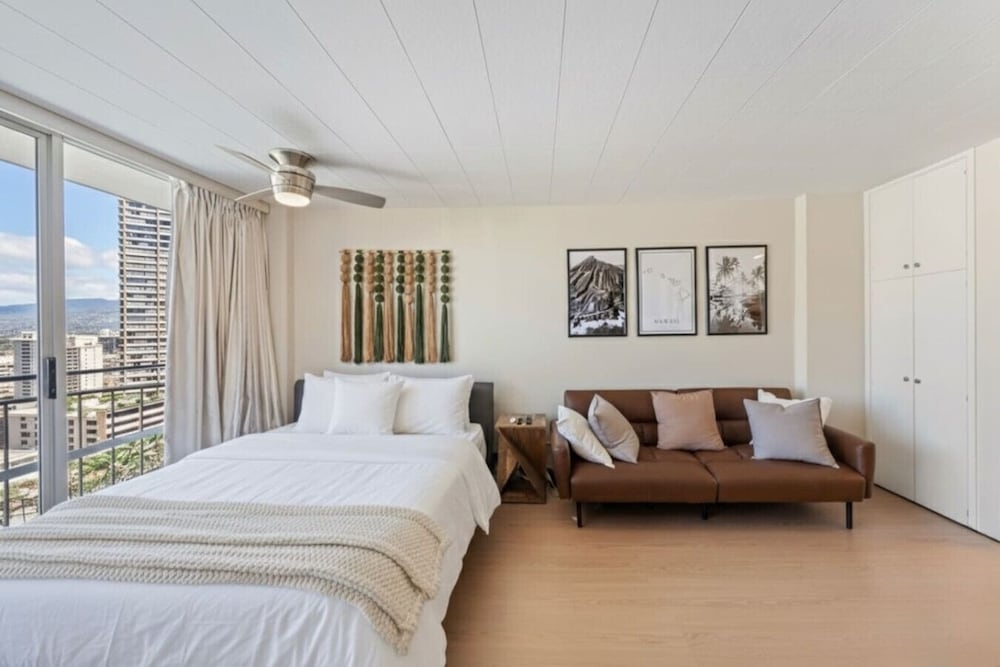 Rare* Penthouse Villa | Firework Show | Mauka View - Honolulu | Stayz