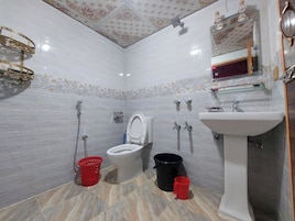 Produtos de toalete grátis, toalhas de banho, sabonete, shampoo