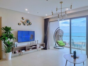 Apartamento Deluxe, varanda, vista para o oceano | Sala de estar | TV de ecrã plano