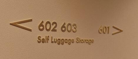 Placa indicativa para depósito de bagagem com os números 602, 603 e 601.