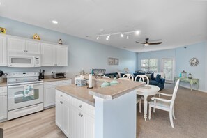 3BR 2BA Condo - Close to Beach, Pool, Golf Course, Elevator, Sleeps 6 ...