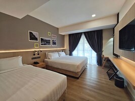 Quarto Familiar, vista para o jardim | Cofre com capacidade para portátil, secretária