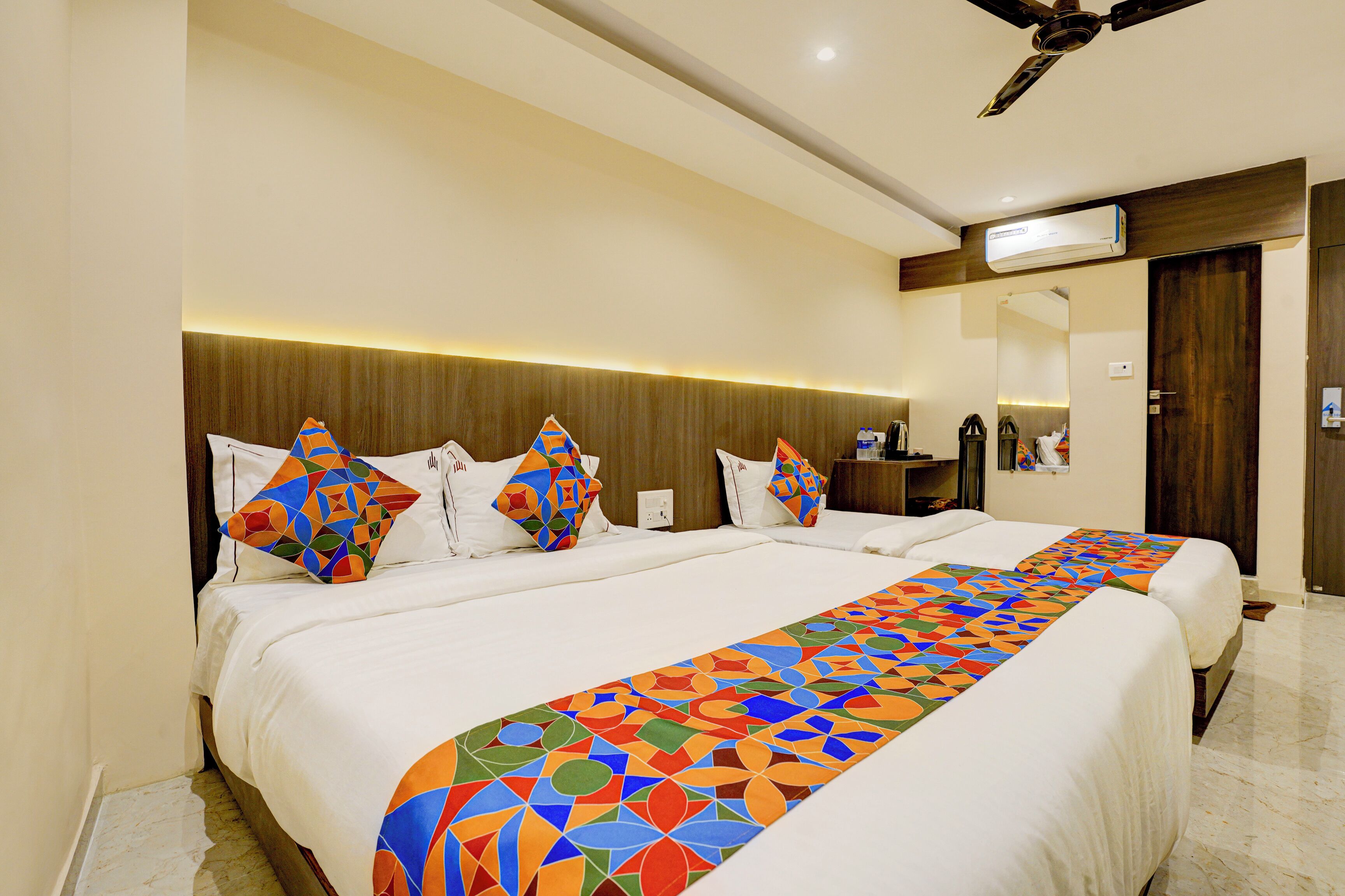 Quarto Triplo | Secretária, secretária adequada para computadores portáteis 