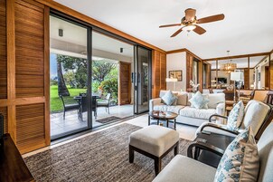 Apartamento em Condomínio Fechado, várias camas, lanai (alpendre havaiano) (Mauna Lani Terrace J101) | Sala de estar