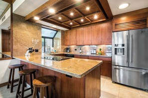 Apartamento em Condomínio Fechado, várias camas, lanai (alpendre havaiano) (Mauna Lani Terrace J101) | Cozinha privada