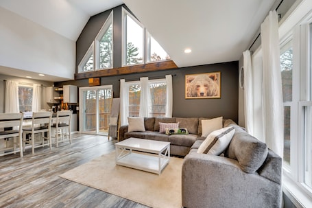 Casa (3 Bedrooms) | Interior. White Mtns Holiday Home! Cabin 1 Mi to Skiing