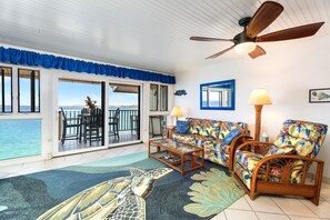 Condo, 1 cama King e sofá-cama, varanda coberta, vista para o oceano (Sea Village 4312) | Área de estar
