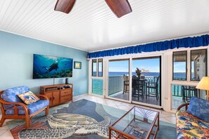 Condo, 1 cama King e sofá-cama, varanda coberta, vista para o oceano (Sea Village 4312) | Área de estar