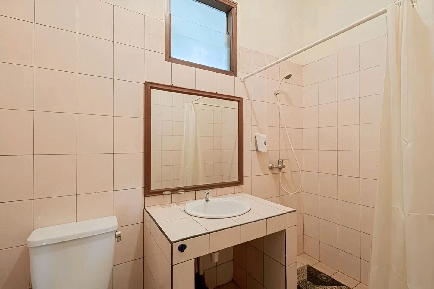 Quarto Deluxe, vista para o jardim | Casa de banho | Sabão, papel higiénico 