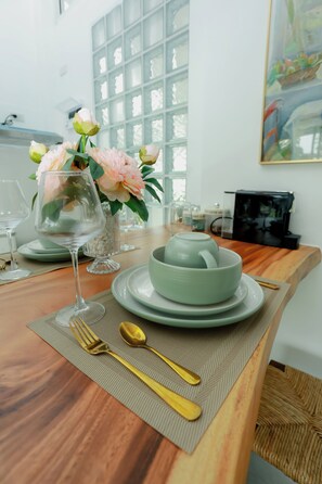 Villa Superior | Cozinha privada | Um frigorífico/congelador grande, um micro-ondas, um forno