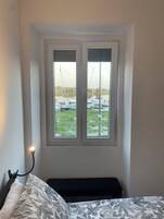 Apartamento Comfort, kitchenette, vista para o rio | Cortinas/cortinados opacos, quartos insonorizados 