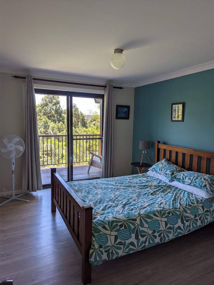 Manyana Beach Getaway: Spacious house with large deck 2 mins walk to ...
