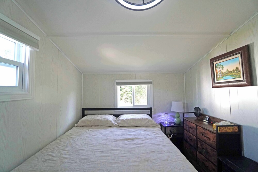Tiny Home w/modern décor. Great retreat for relaxing and exploring the ...