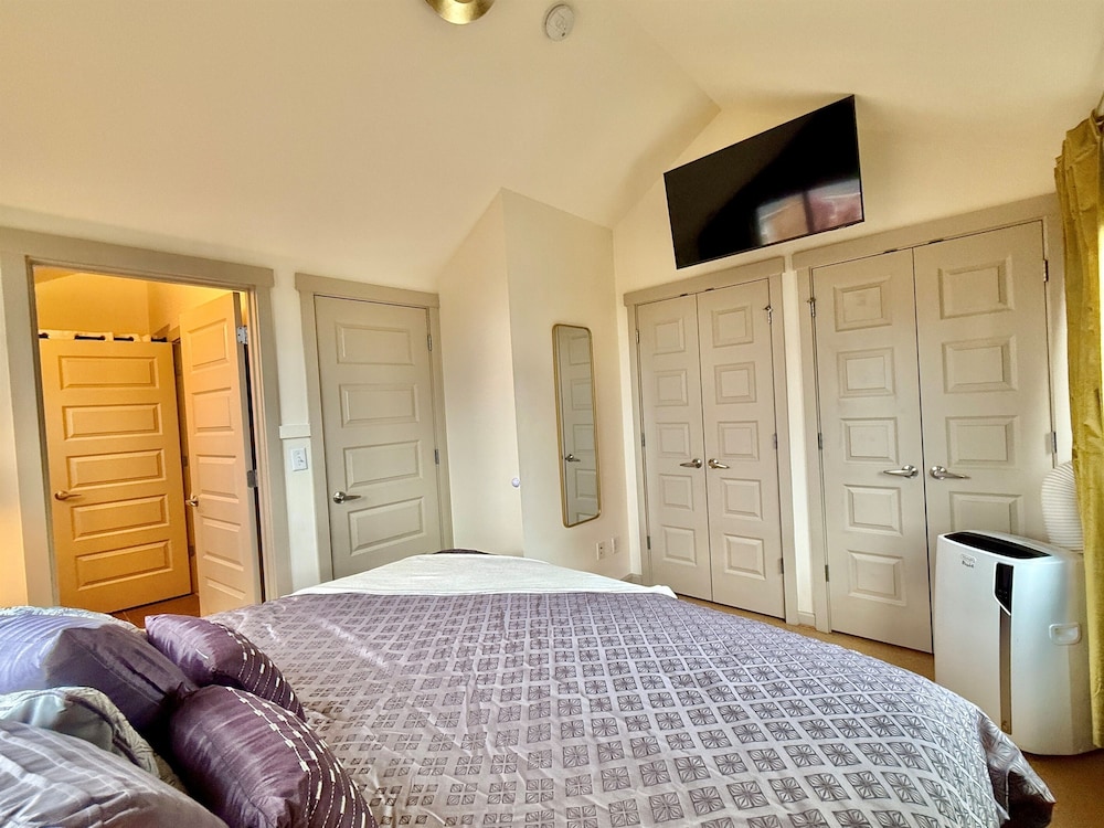 Green Lake Modern Retreat – King + Queen | Walk to Lake, Easy FIFA ...