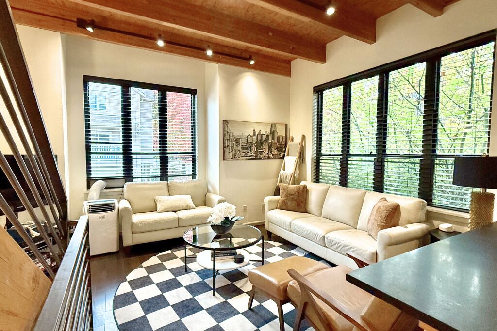 Green Lake Modern K/q  + Parking | Stadium Access - Edmonds, WA