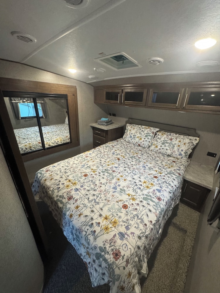 Cozy 1-bedroom 5th wheel perfect for a couple or solo traveler ...