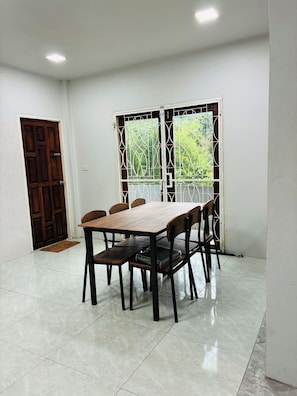 Geladeira, micro-ondas, cooktop, cadeirão de bebê