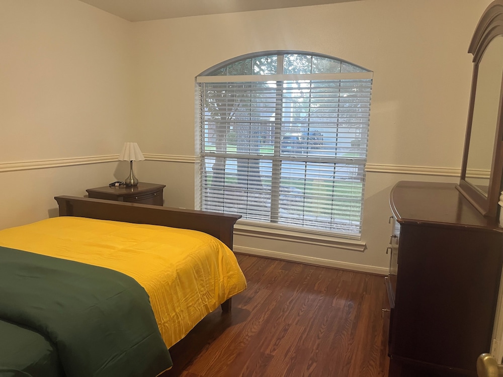 Charming 3-bedroom house with AC and fitness room in Conroe ...