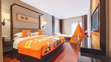 Quarto duplo família | Edredons de pluma, cofres nos quartos, escrivaninha, cortinas blackout