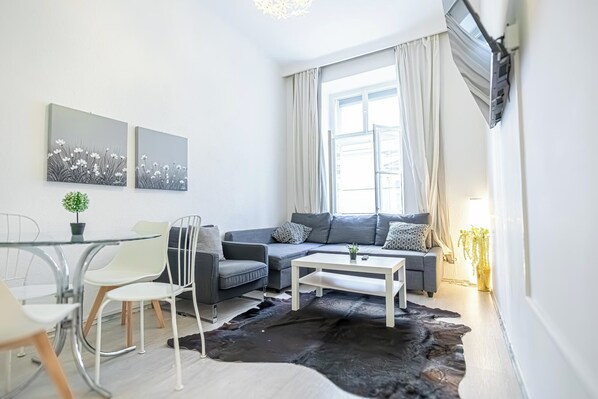 Contemporary 1BR LR Close to Belvedere, Vienna: Hotel Reviews, Rooms ...