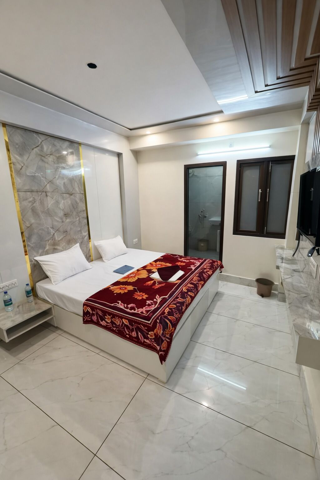 Quarto triplo luxo | Roupas de cama antialérgicas, escrivaninha, quartos à prova de som