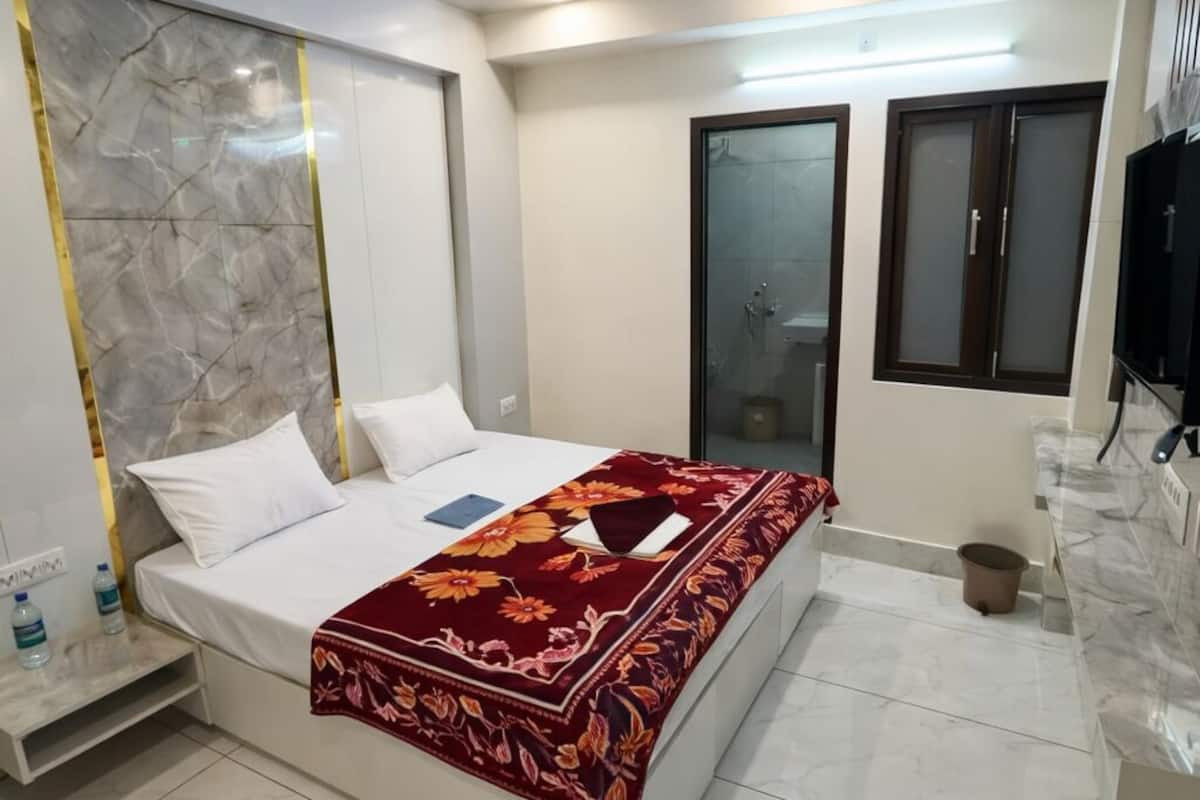 Quarto triplo luxo | Roupas de cama antialérgicas, escrivaninha, quartos à prova de som