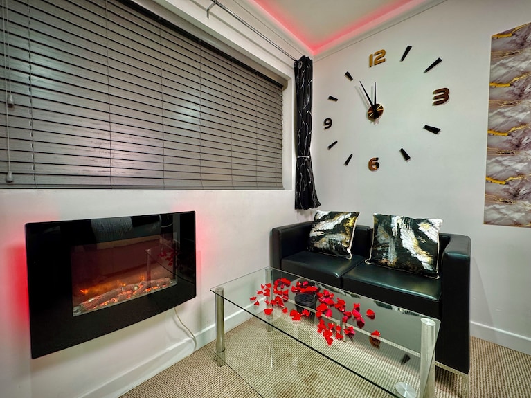 Suite 1 Private Jacuzzi Spa Hot Tub & Sauna - Sheffield