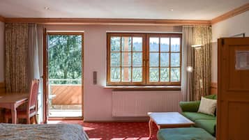 Quarto Duplo Comfort, varanda, vista para o pátio | Roupa hipoalergénica, minibar, cofre no quarto, secretária