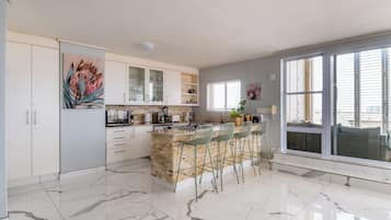 Apartamento, 4 quartos, varanda, vista para o lago | Interior