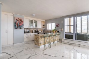 Apartamento, 4 quartos, varanda, vista para o lago | Interior